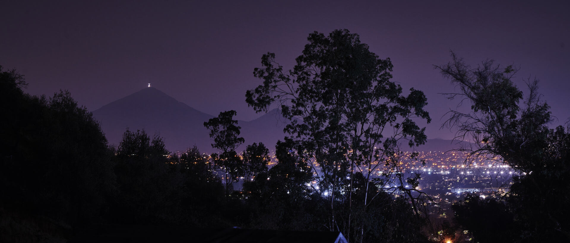 Waykú, edificios camino a la pirámide.